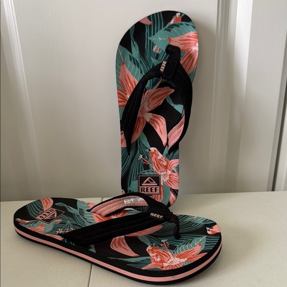 Reef | Shoes | New Reef Black And Peach Sandals With Floral Design Sz ...